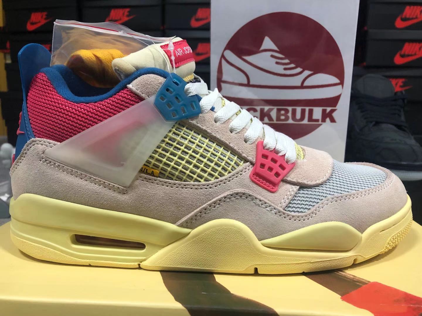 UNION X AIR JORDAN 4 "GUAVA ICE" DC9533-800 Kickbulk Sneaker Camera Photos