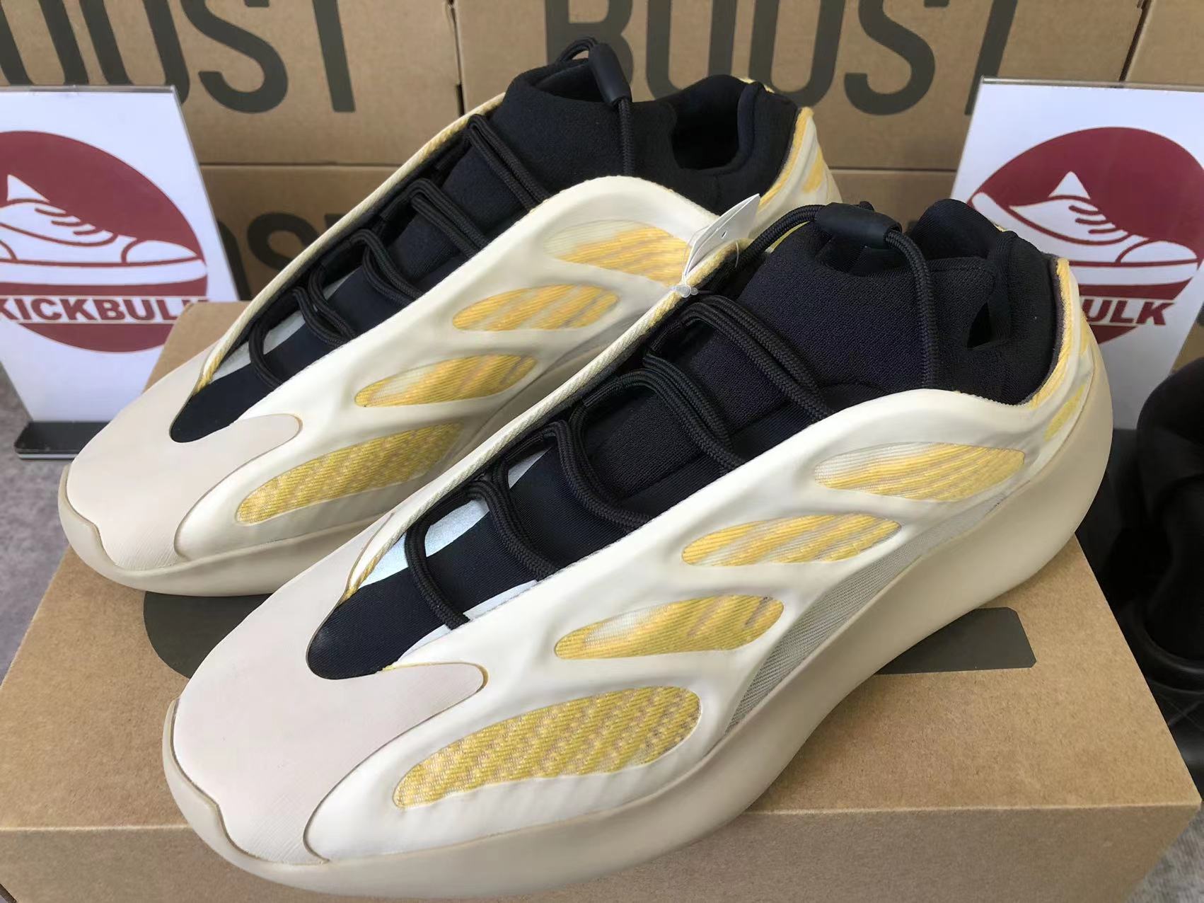 Aiddas YEEZY 700 V3 'MONO SAFFLOWER' 2022 HP5425 Kickbulk Sneaker ...