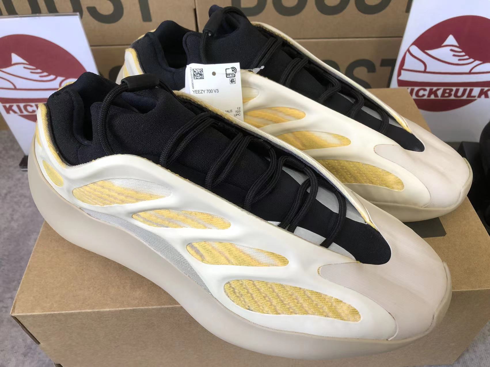 Aiddas YEEZY 700 V3 'MONO SAFFLOWER' 2022 HP5425 Kickbulk Sneaker ...