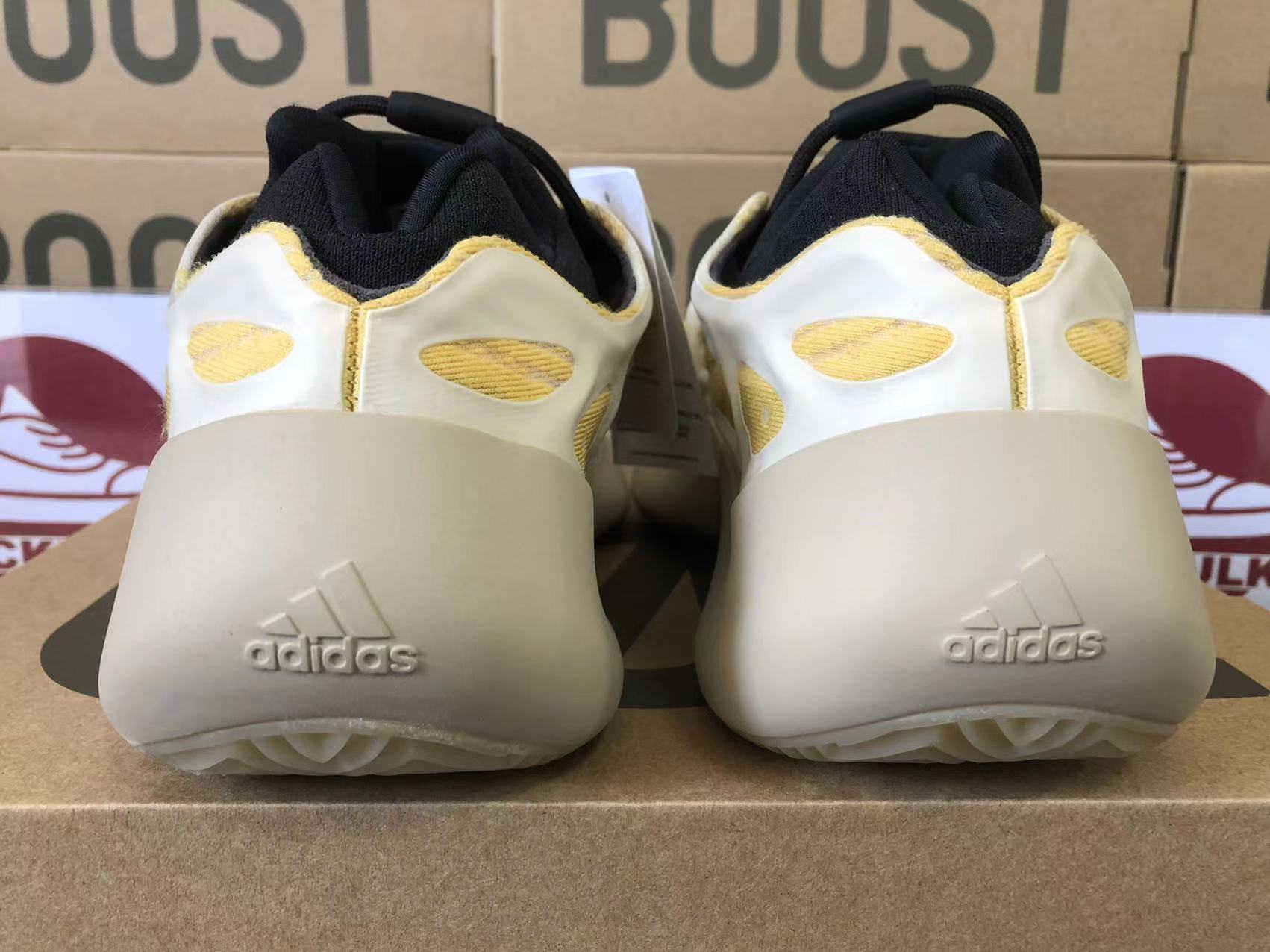 Aiddas YEEZY 700 V3 'MONO SAFFLOWER' 2022 HP5425 Kickbulk Sneaker ...