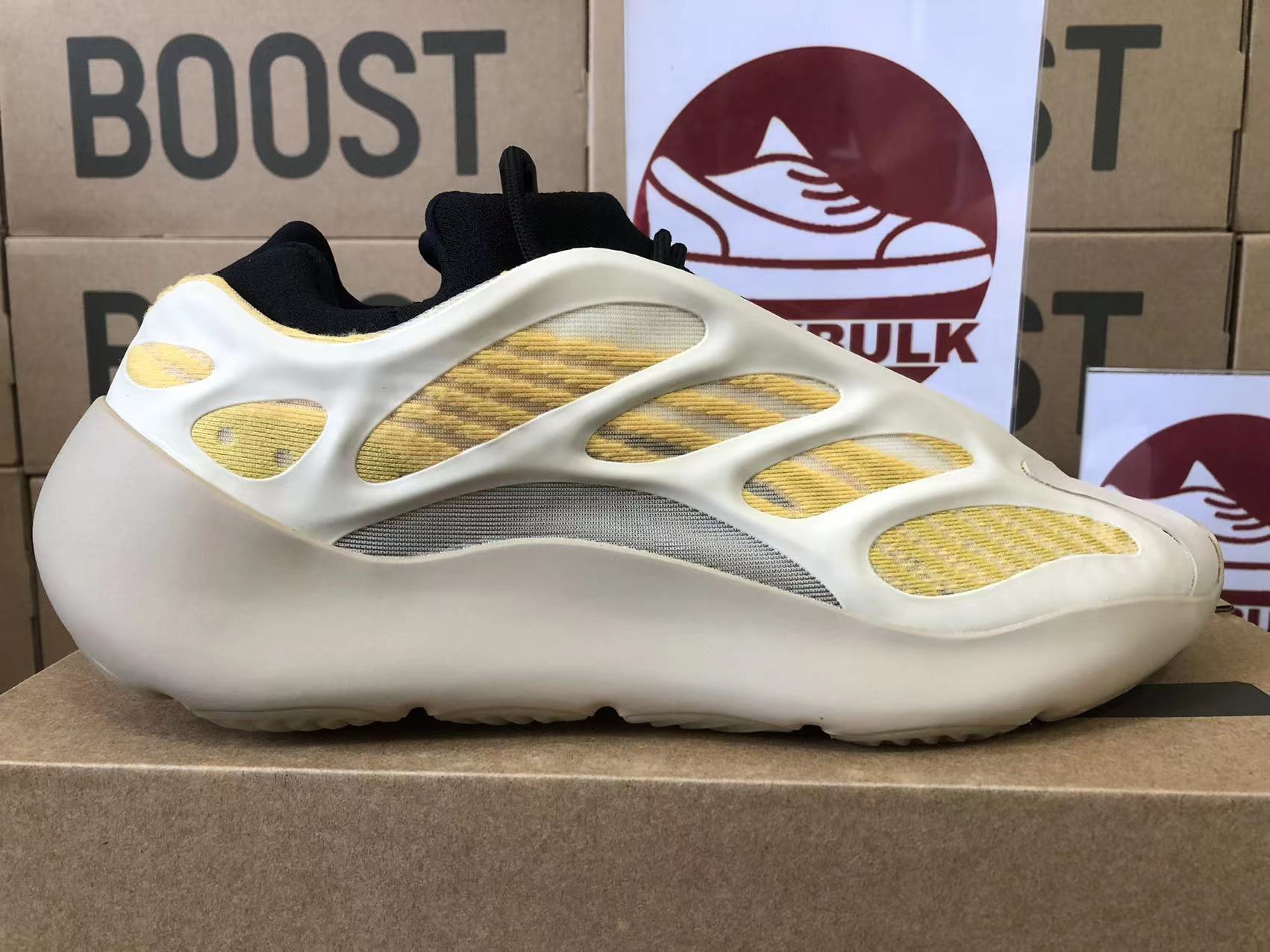 Aiddas YEEZY 700 V3 'MONO SAFFLOWER' 2022 HP5425 Kickbulk Sneaker ...